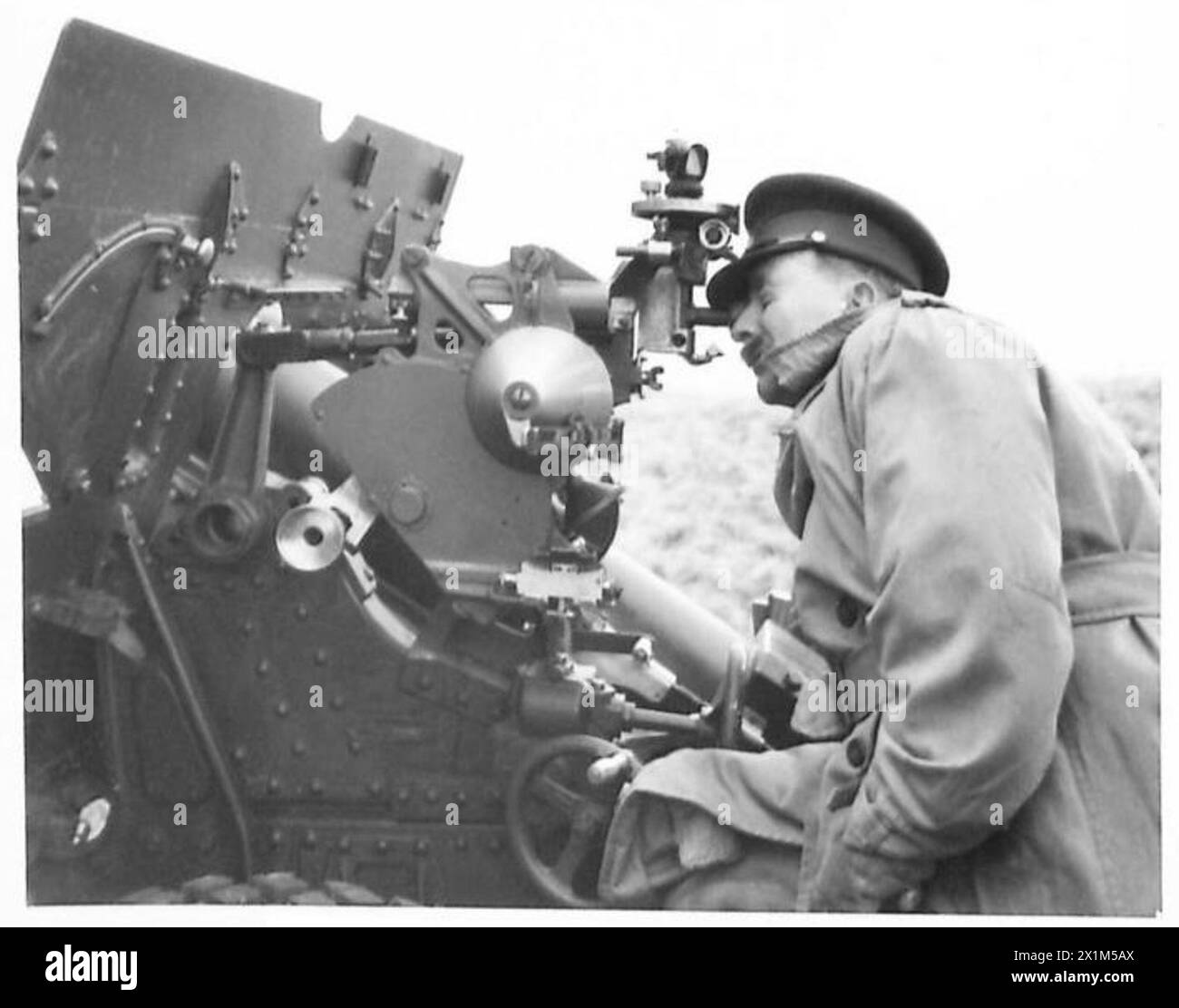 EXERCISES IN SCOTLAND - The Divisional Commander takes a peep through ...