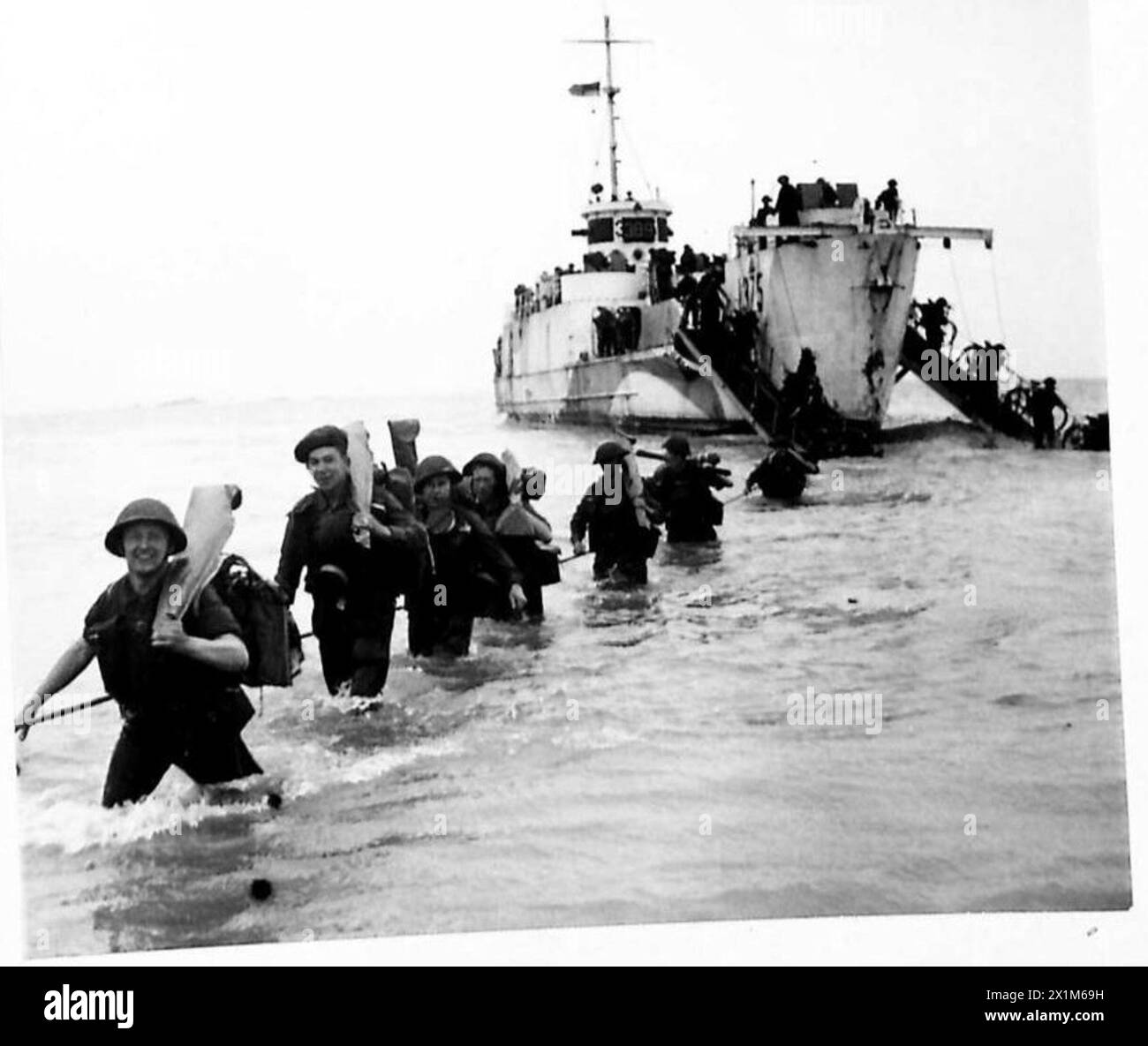 EXERCISE "FABIUS" - Troops wading ashore , British Army Stock Photo - Alamy