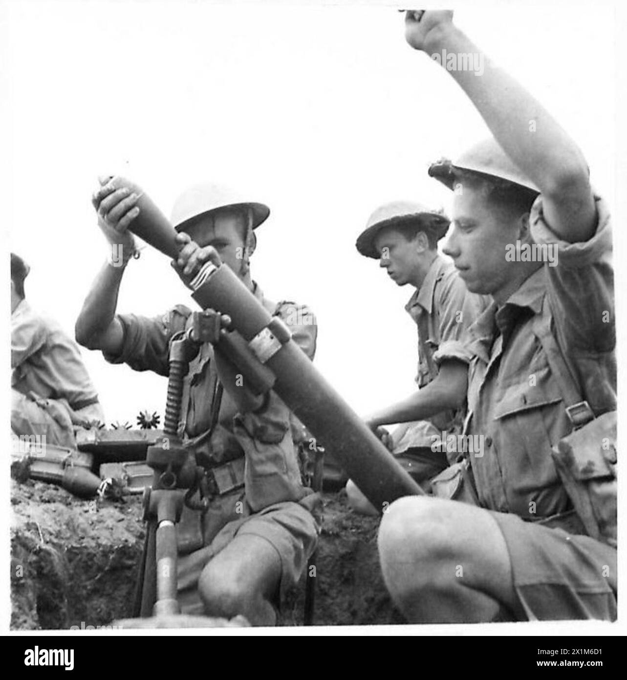 EIGHTH ARMY : FINAL PHASES IN TUNISIAN FIGHTING - Italian mortar being ...