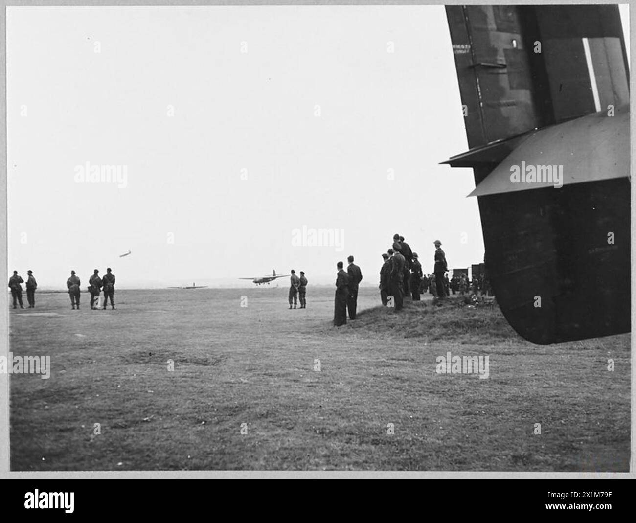 ROYAL FAMILY WATCHES LARGE SCALE AIRBORNE MANOEUVRES - For introduction ...