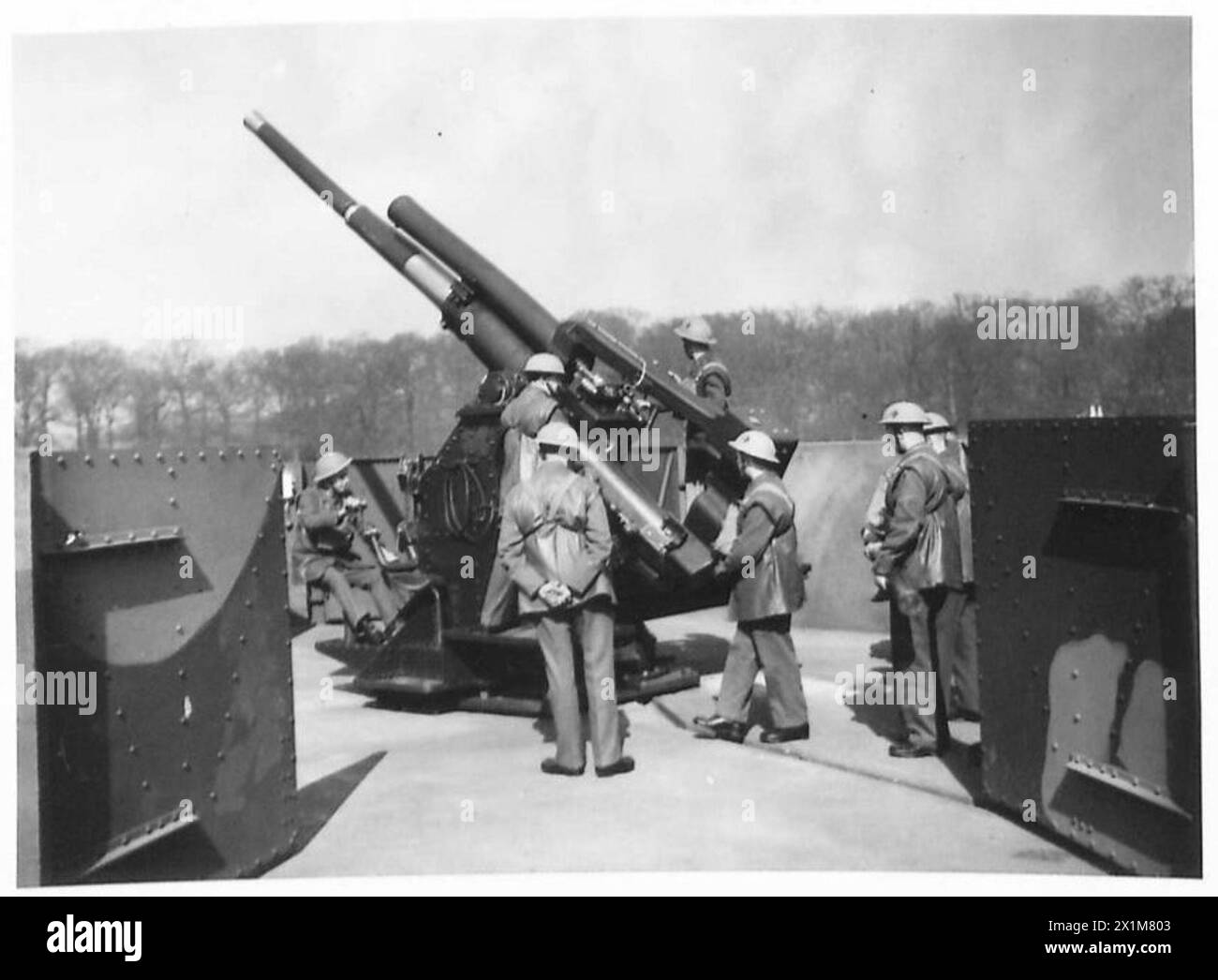 BRITAIN'S ANTI-AIRCRAFT DEFENCES - Following the target whilst waiting ...