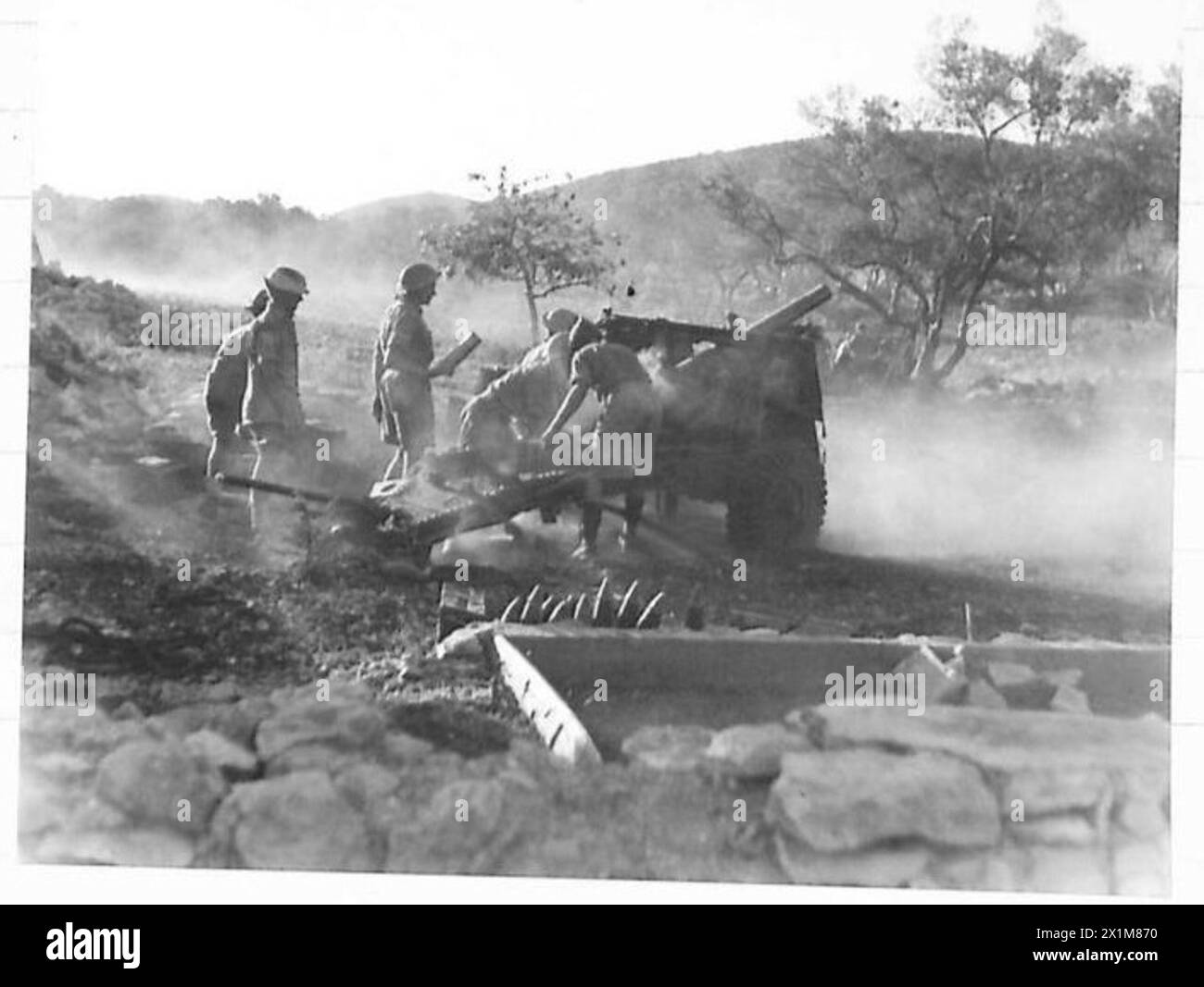 25-pounder artillery guns operated by the British Army in action on ...