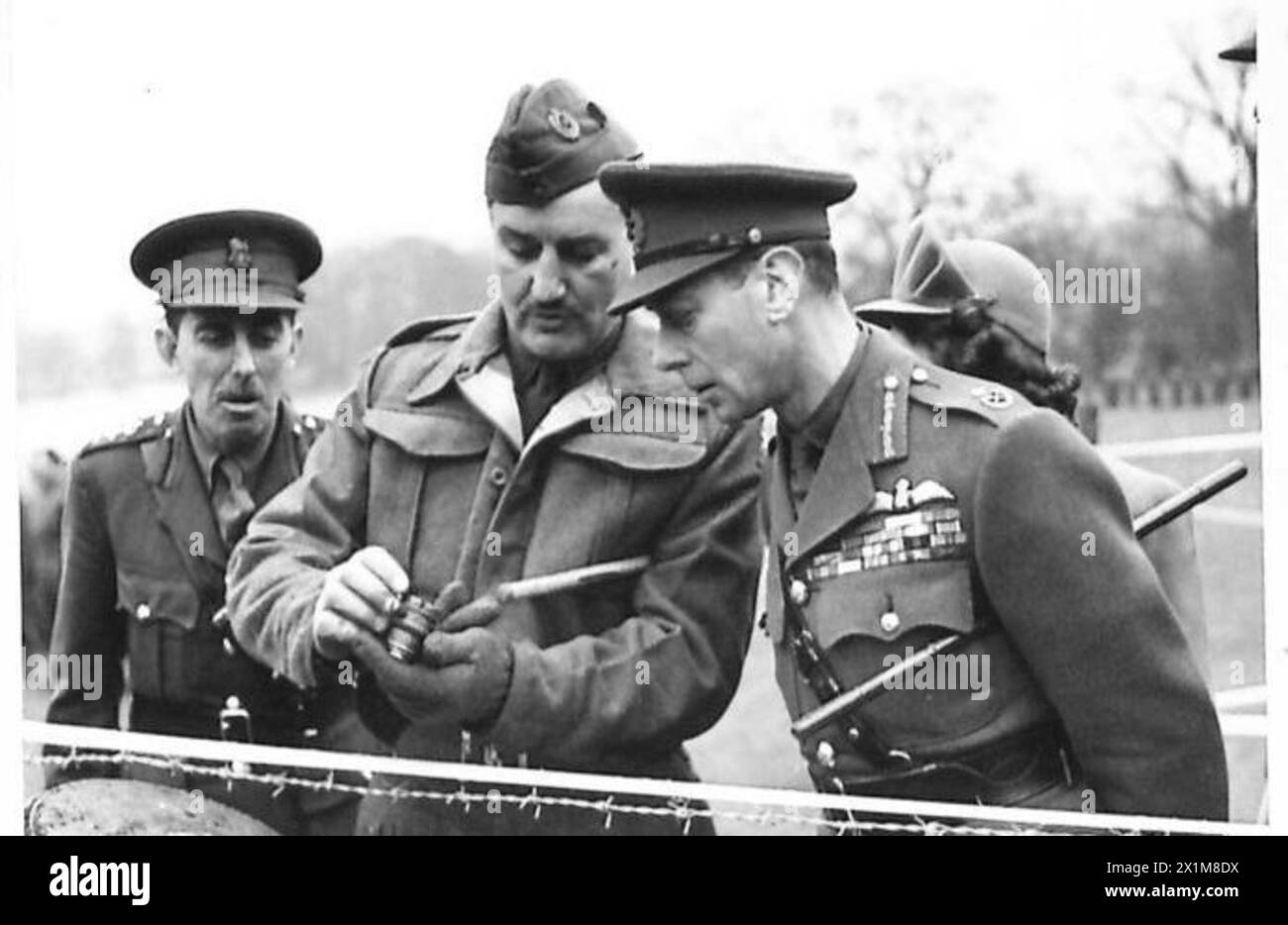 British army officer observes hi-res stock photography and images - Alamy