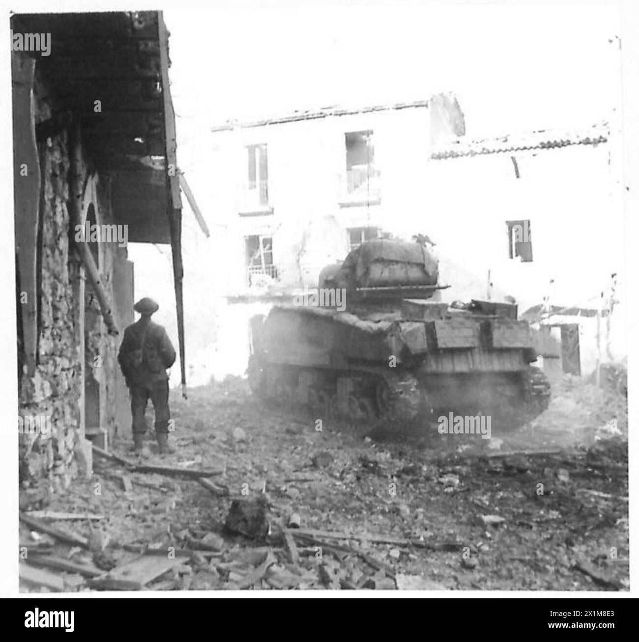 ITALY : FIFTH ARMYGARIGLIANO FRONT - Infantrymen and tanks advancing ...