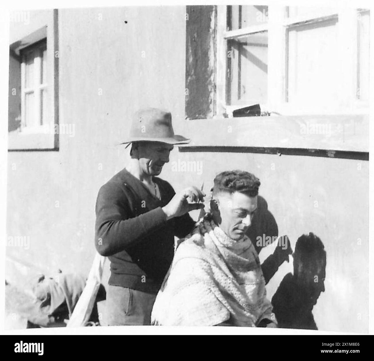 PICTURES TAKEN OUTSIDE DERNA - An American war correspondent having a ...