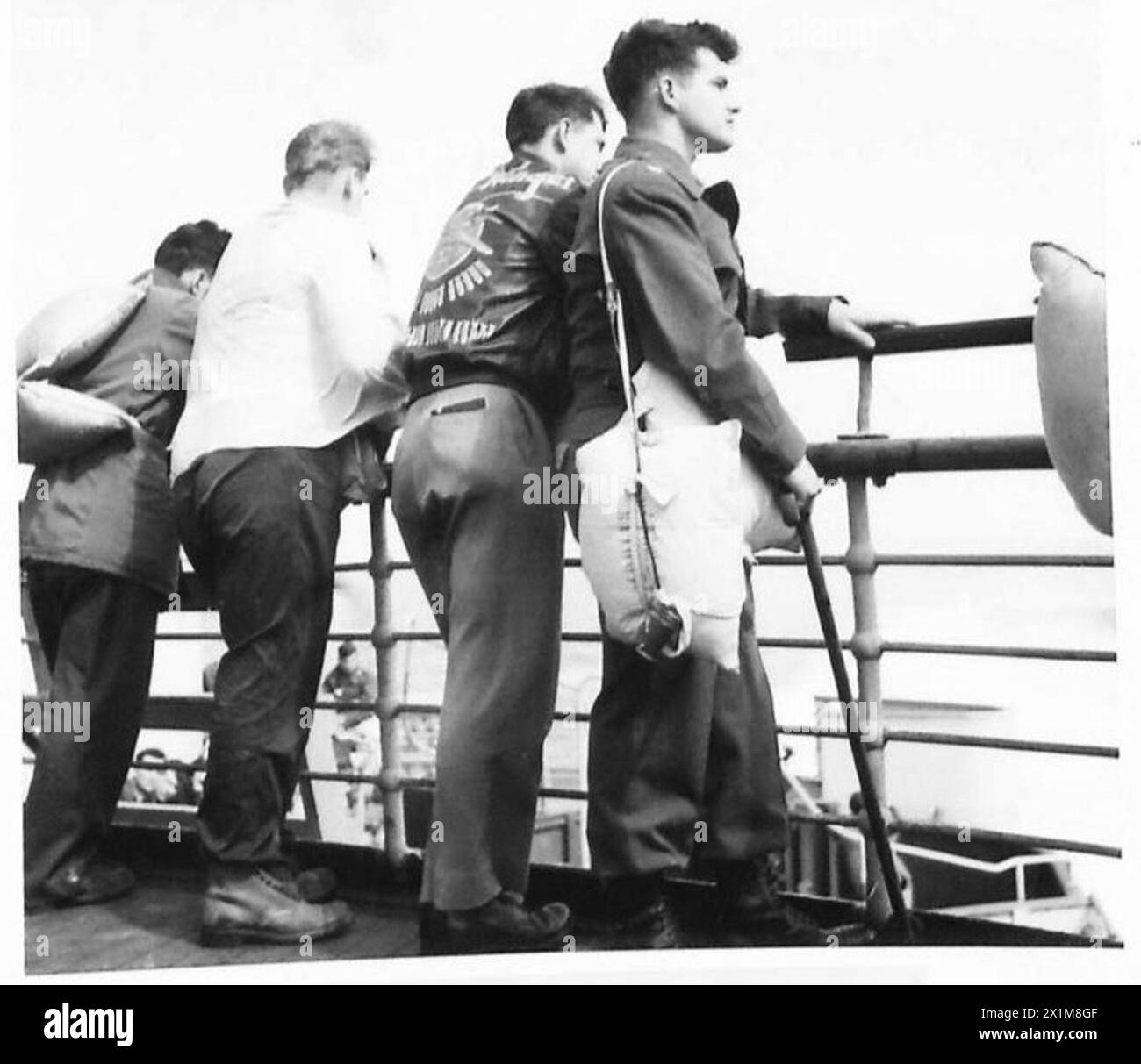 H.M.TROOPSHIP "QUEEN ELIZABETH" - Wounded U.S. soldiers look out for ...
