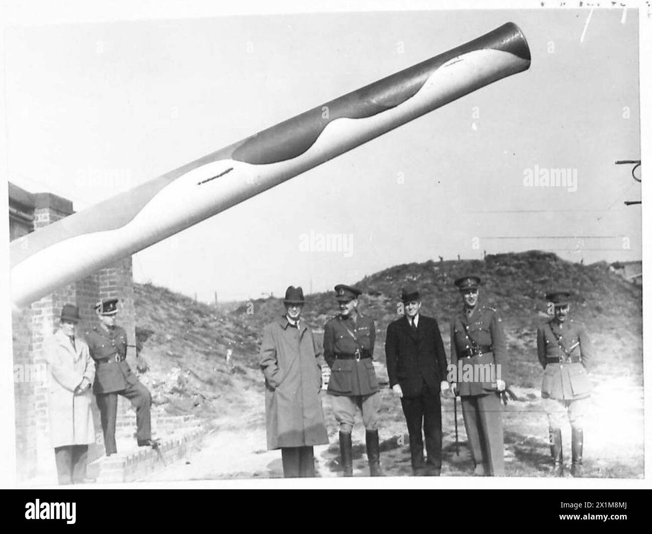 Lieutenant General Wesson of the US Army visits a coastal defence ...