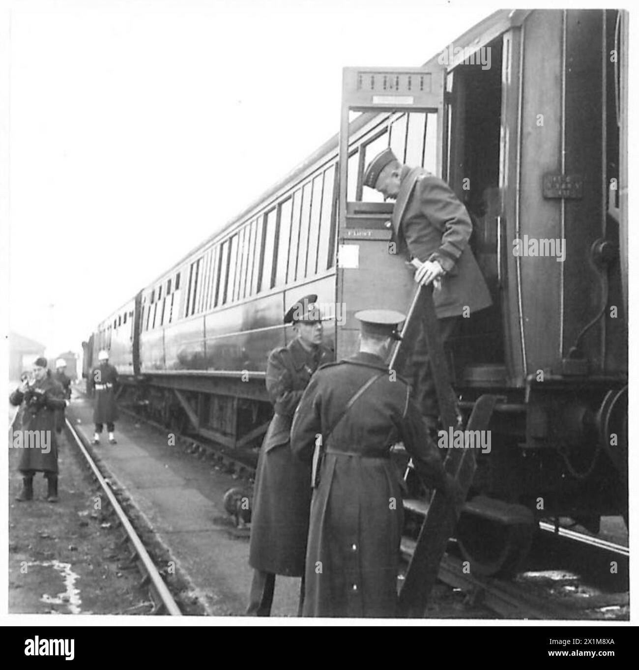 ALLIED COMMANDERS VISIT BRITISH AND AMERICAN TROOPS - General ...