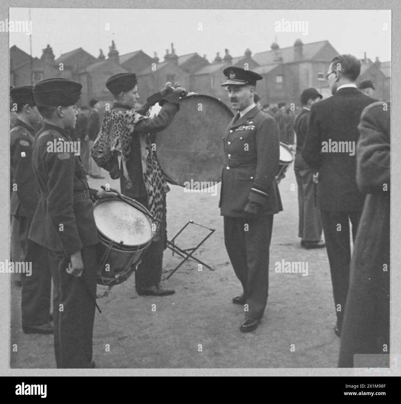 AIR MARSHAL INSPECT A.T.C. UNIT - [2237] Air Marshal Garrod has a word ...