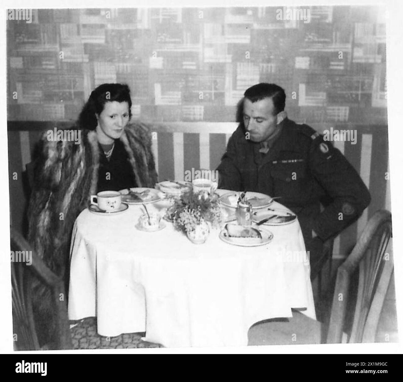 FIRST SERVICEMEN'S FAMILIES TO ARRIVE IN TRIESTE - 7881522 RQMS McLeod ...