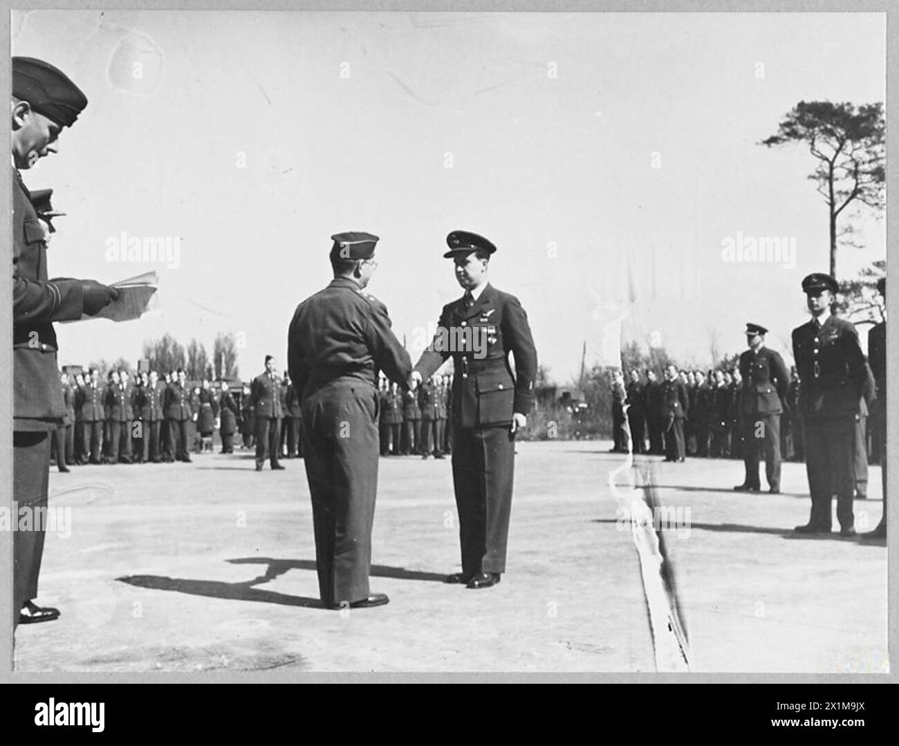 AMERICAN D.F.C. FOR R.A.F. OFFICERS AND NCOs. - 15031 Picture (issued ...