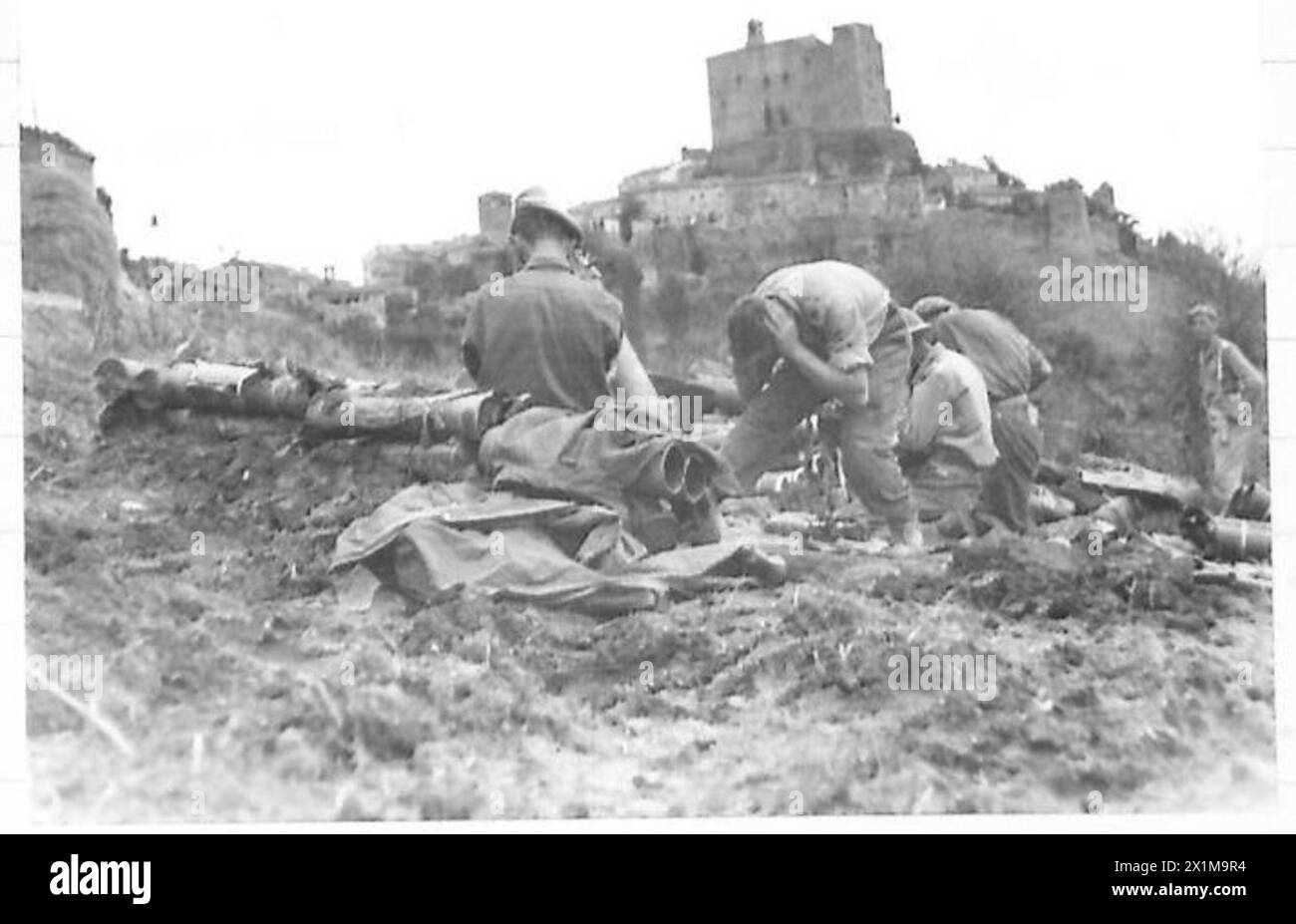 EIGHTH ARMY : ARTILLERY POUNDS GEMMANO - Mortar crews firing their 4.2 ...