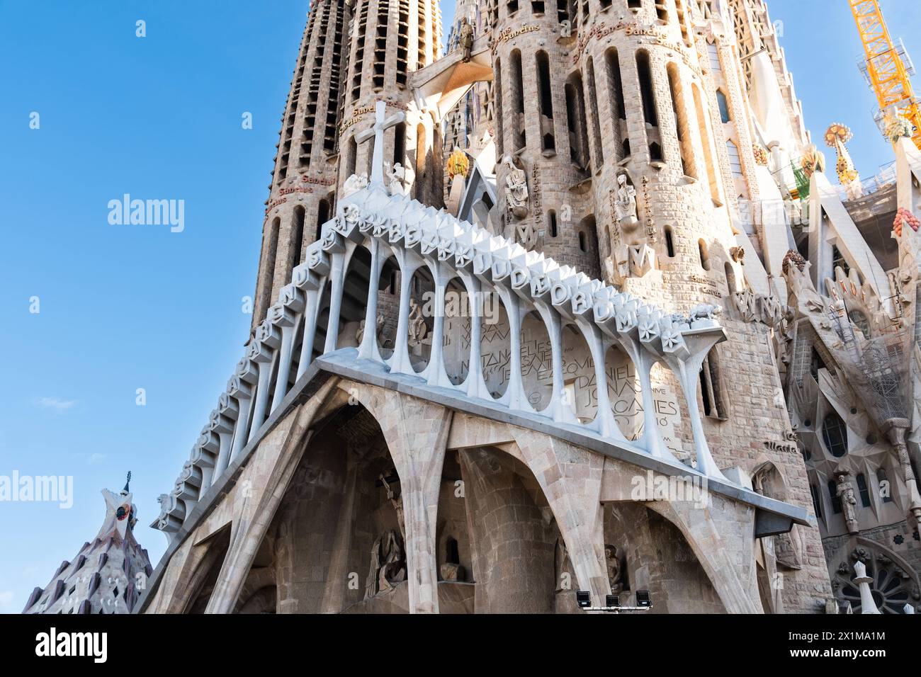 Passionsfassade der im Bau befindlichen Basalika Sagrada Familia ...