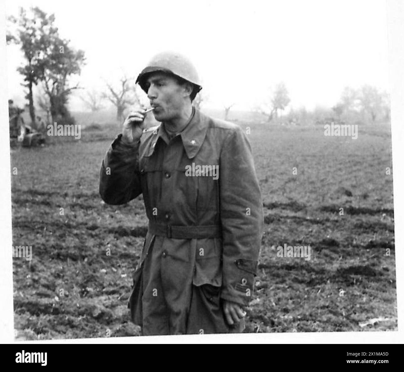 Captain Ponari commanding the 3rd Battery, 1st Group, giving the order ...