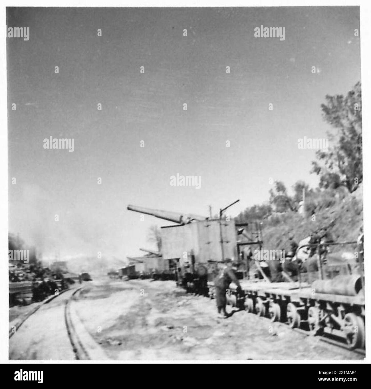ITALY : FIFTH ARMYRAILWAY GUNS IN ACTION - The gun firing , British ...