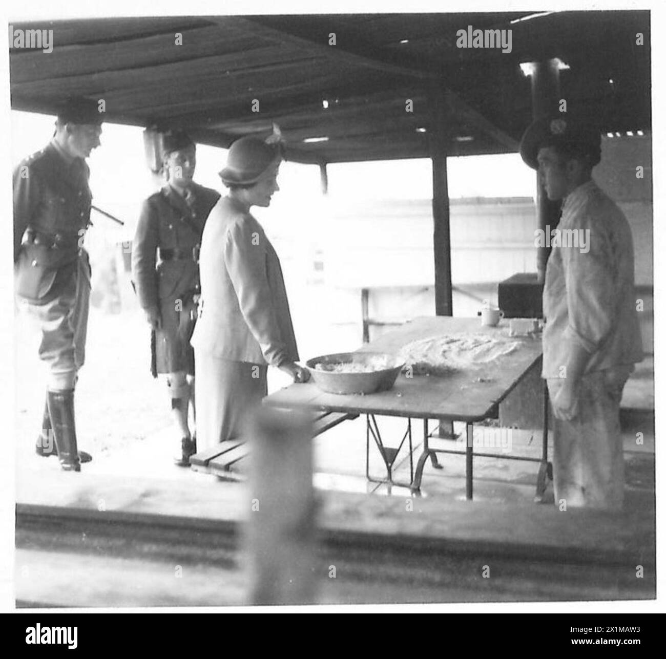 THE QUEEN VISITS LONDON SCOTTISH - The Queen inspecting a cookhouse ...
