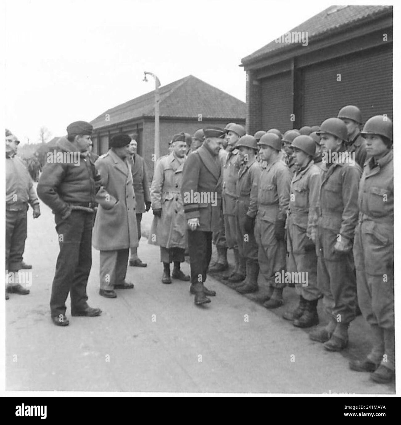 ALLIED COMMANDERS VISIT BRITISH AND AMERICAN TROOPS - General ...