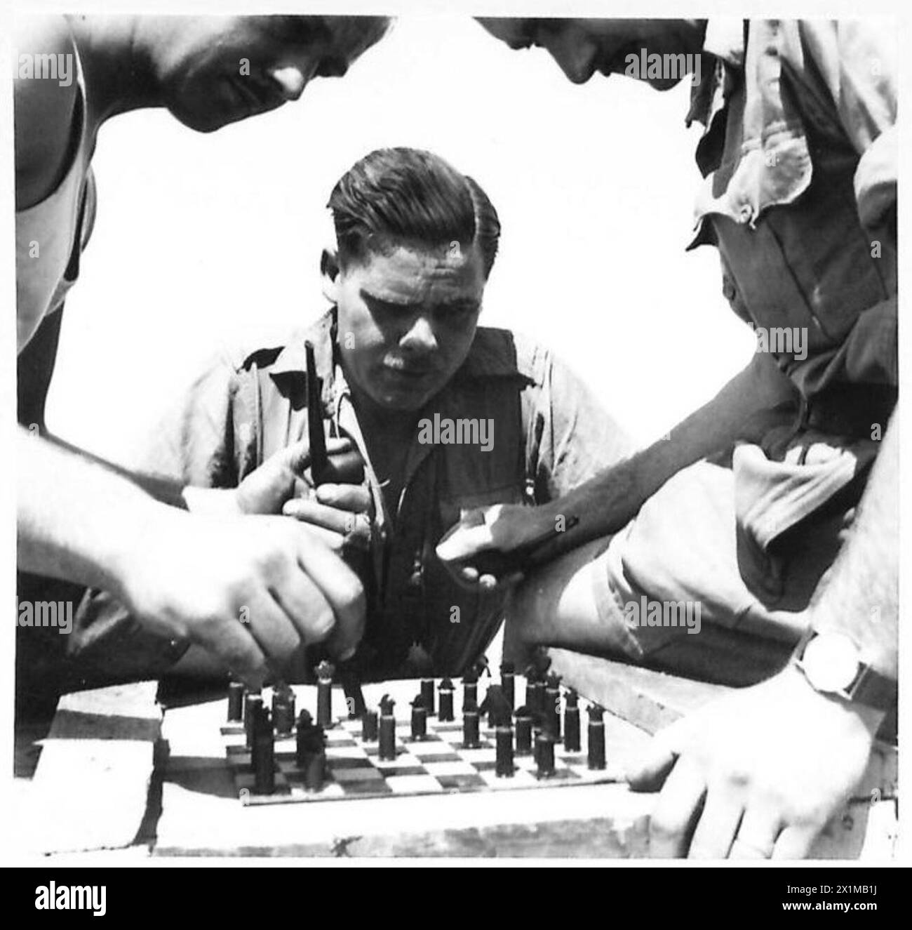 DESERT CHESS FIENDS : 8TH ARMY - A game of chess in the Desert, British ...