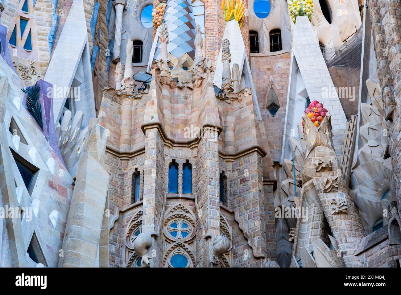 Passionsfassade der im Bau befindlichen Basalika Sagrada Familia ...