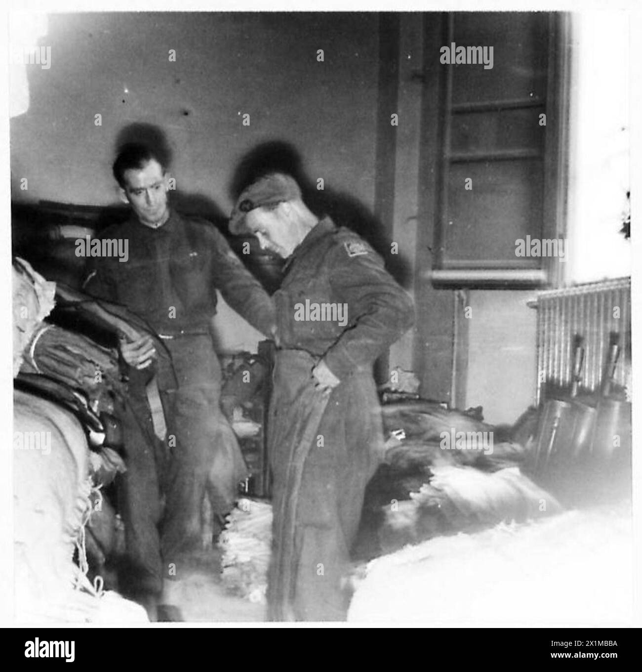 EIGHTH ARMY : HOME LEAVE FOR AN INFANTRYMAN - Before leaving his unit ...