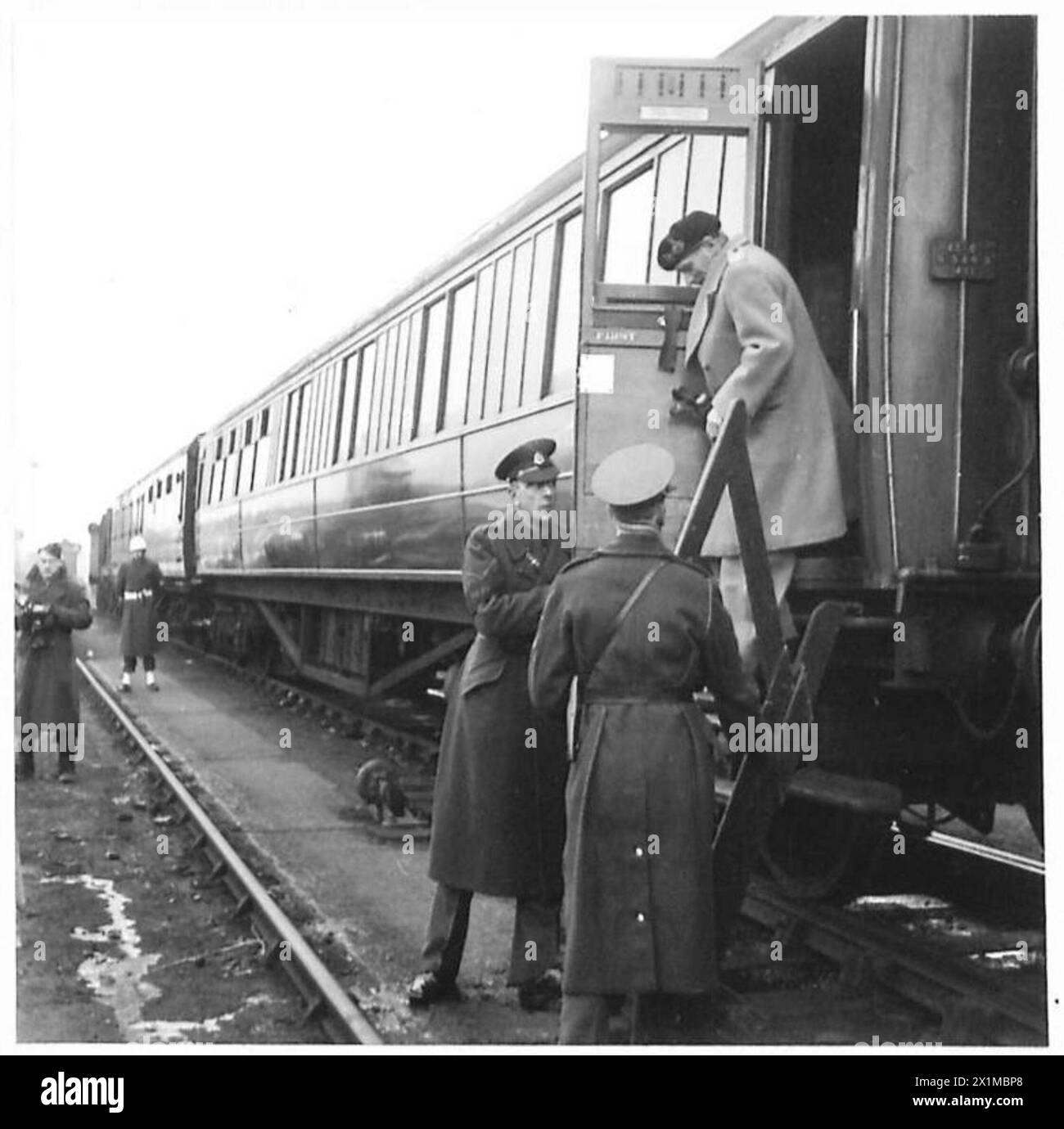 ALLIED COMMANDERS VISIT BRITISH AND AMERICAN TROOPS - General ...