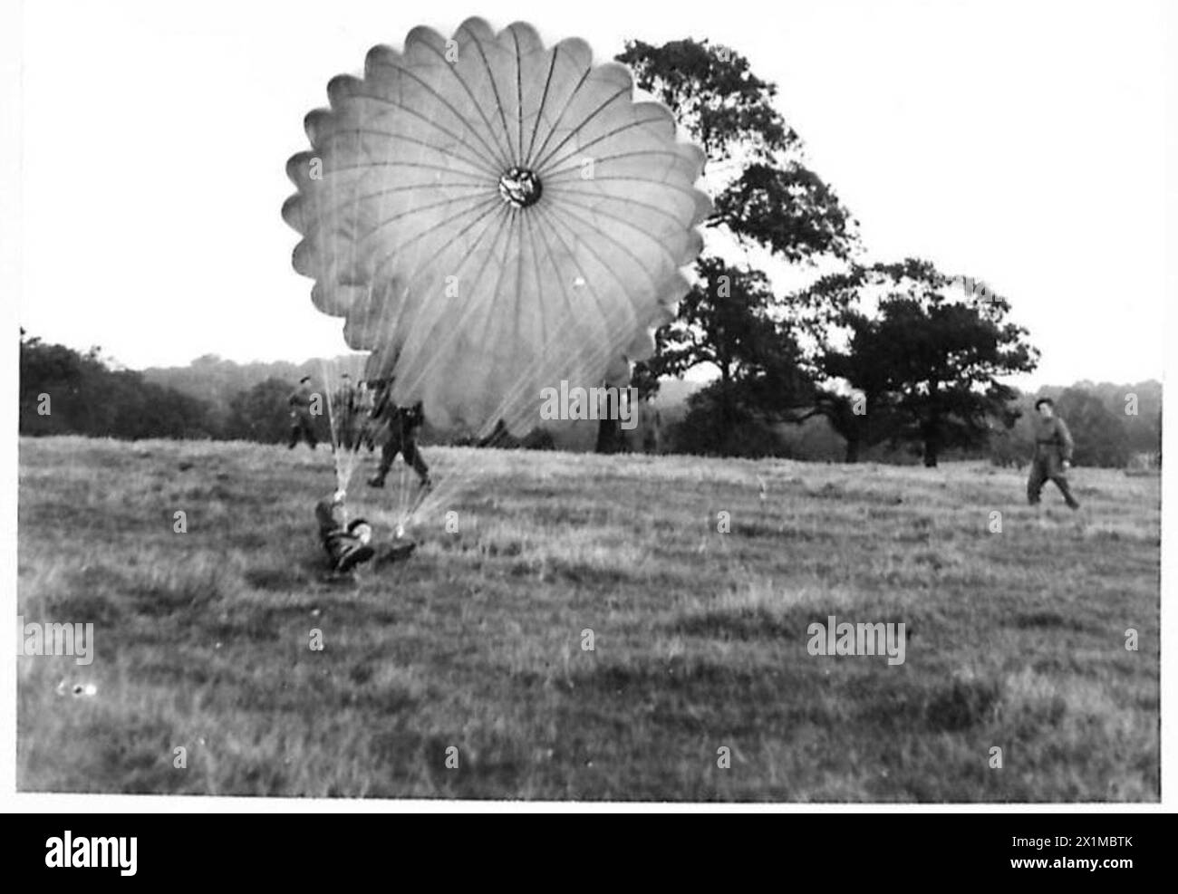 PARACHUTE TRAINING DEPOT & SCHOOL AIRBORNE FORCES - Students receiving ...