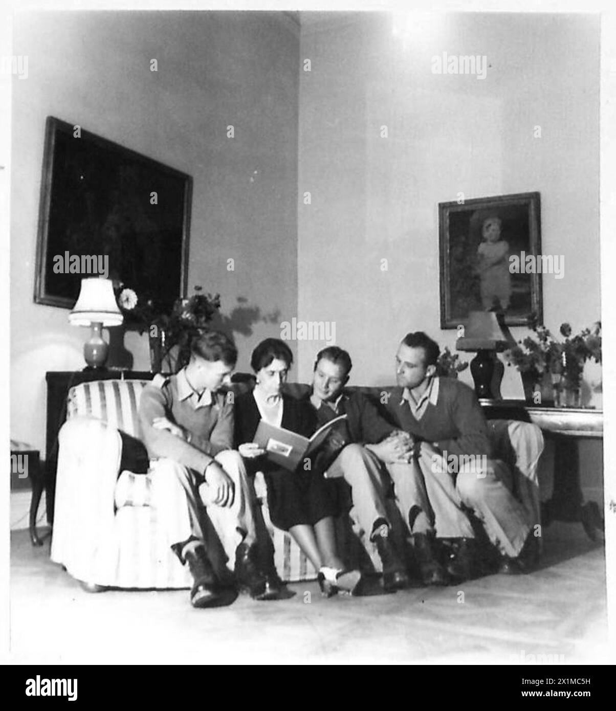 GREECE : GREEK PRINCESS ENTERTAINS COMMANDOS - After tea, the Princess ...