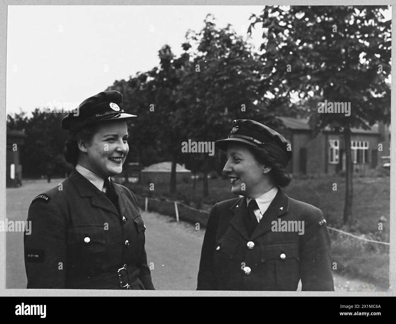 DOMINIONS W.A.A.F. AT IMPORTANT FIGHTER COMMAND GROUP H.Q. - 9908 ...