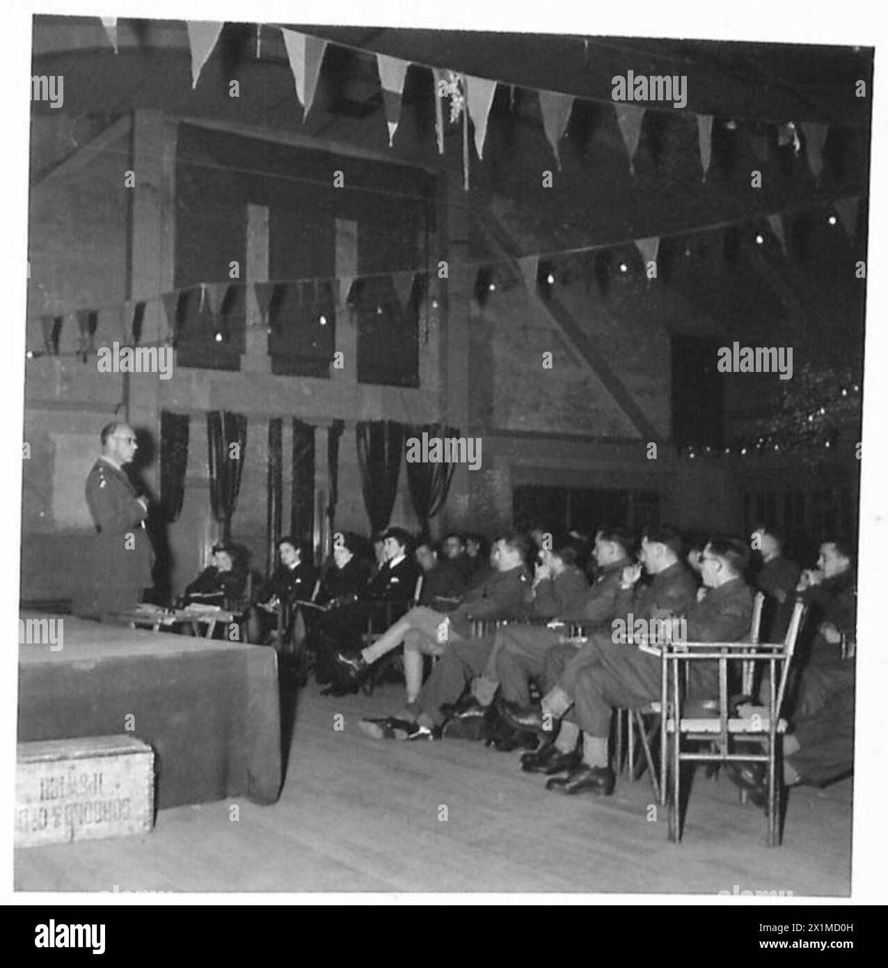 SOLDIERS EDUCATIONAL COURSE - Col. L. Ropner, MC.,MP., talking to ...