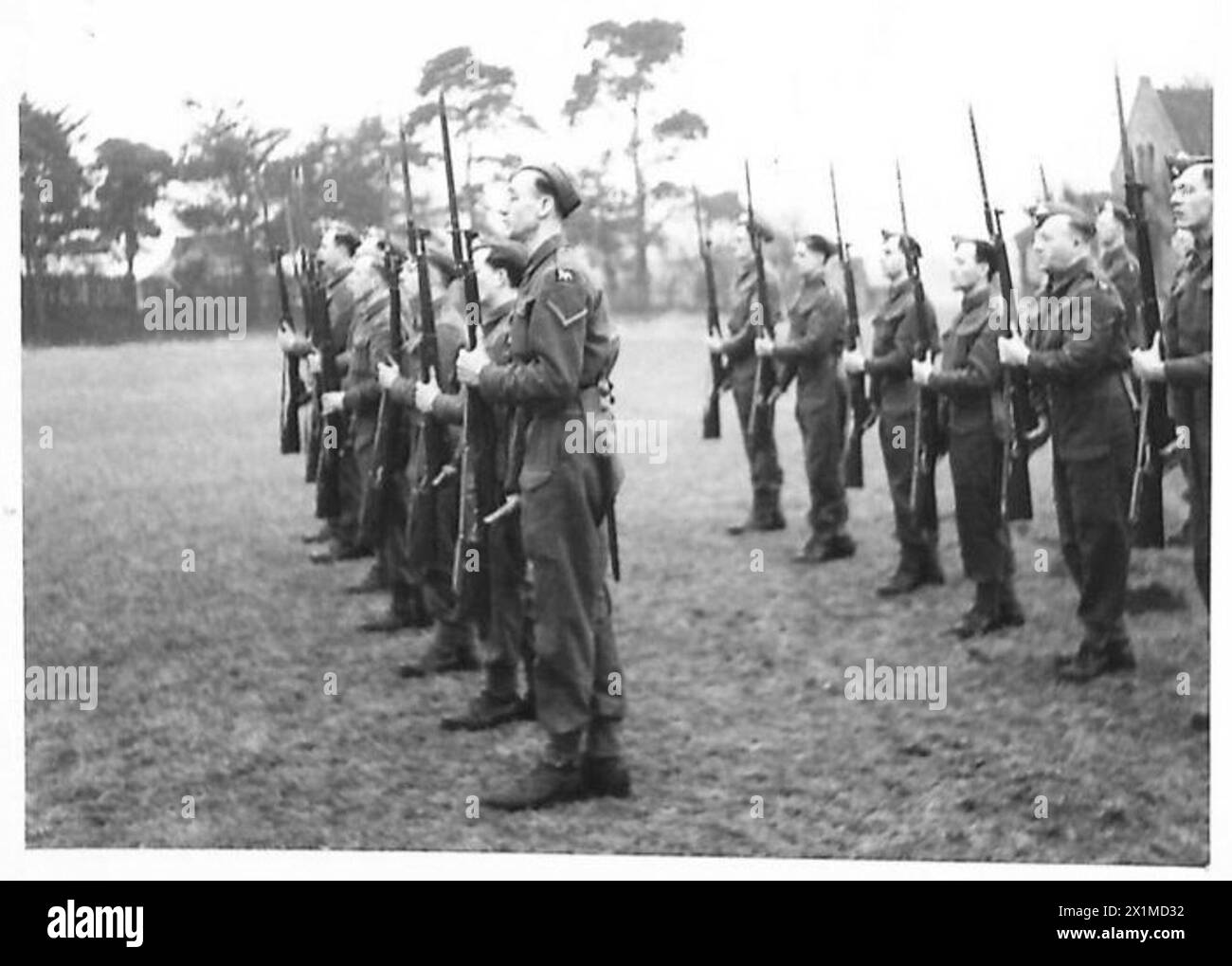 PAY CLERKS & SOLDIERS - Rifle drill , British Army Stock Photo - Alamy