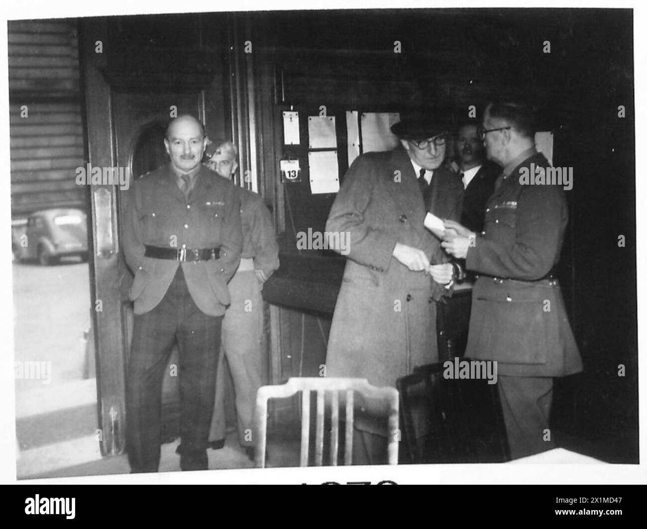 THE WAR OFFICE INFORMATION BUREAU - Left : Lieut-Colonel W.L. Campbell ...