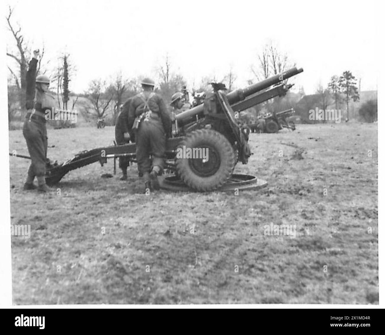 THE GUARDS ARMOURED DIVISION - Demonstration of 25-pounder anti-tank ...