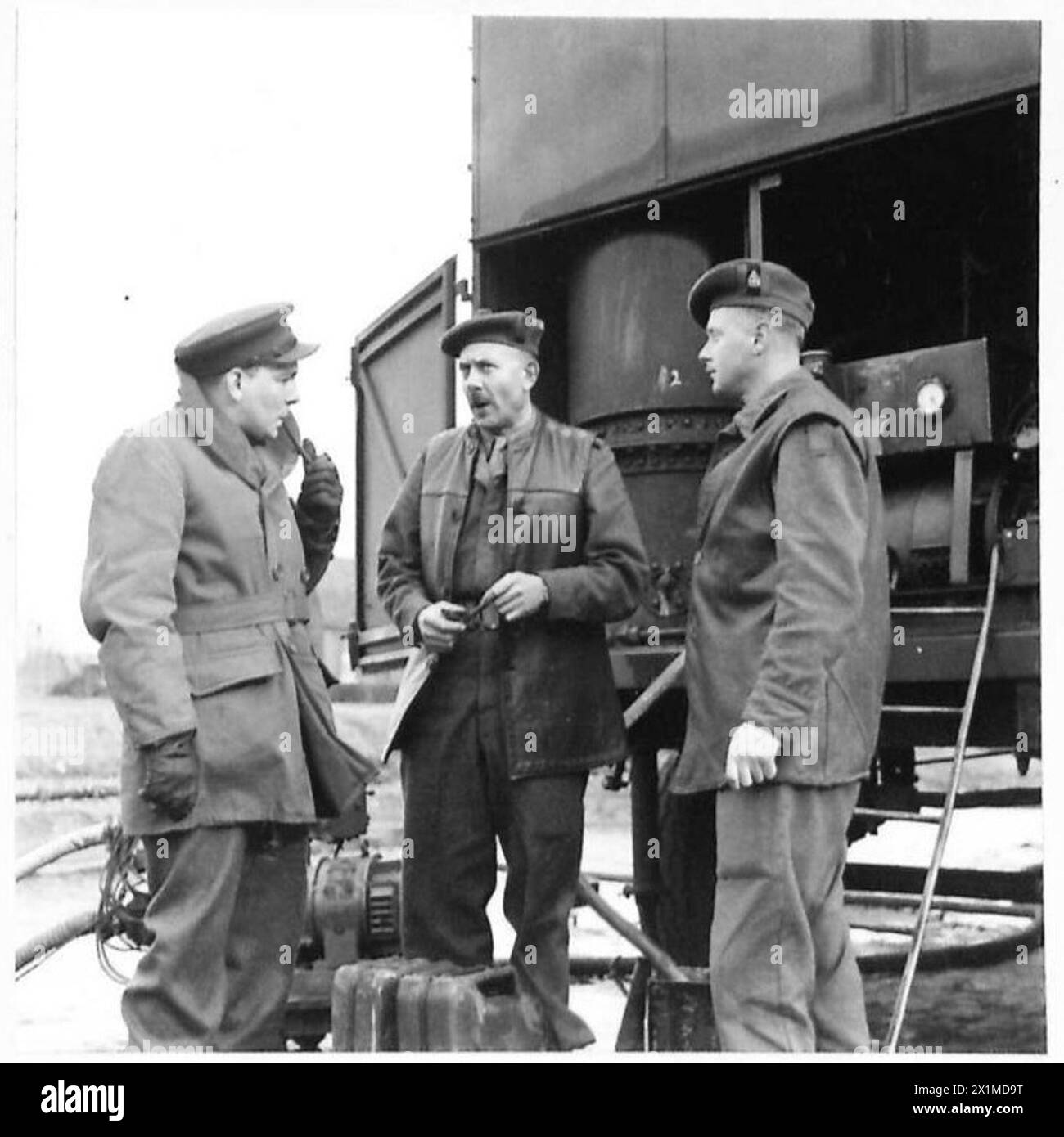MOBILE LAUNDRY - Major Hamilton, Capt. Davis and Lieut.Leatherbarrow ...