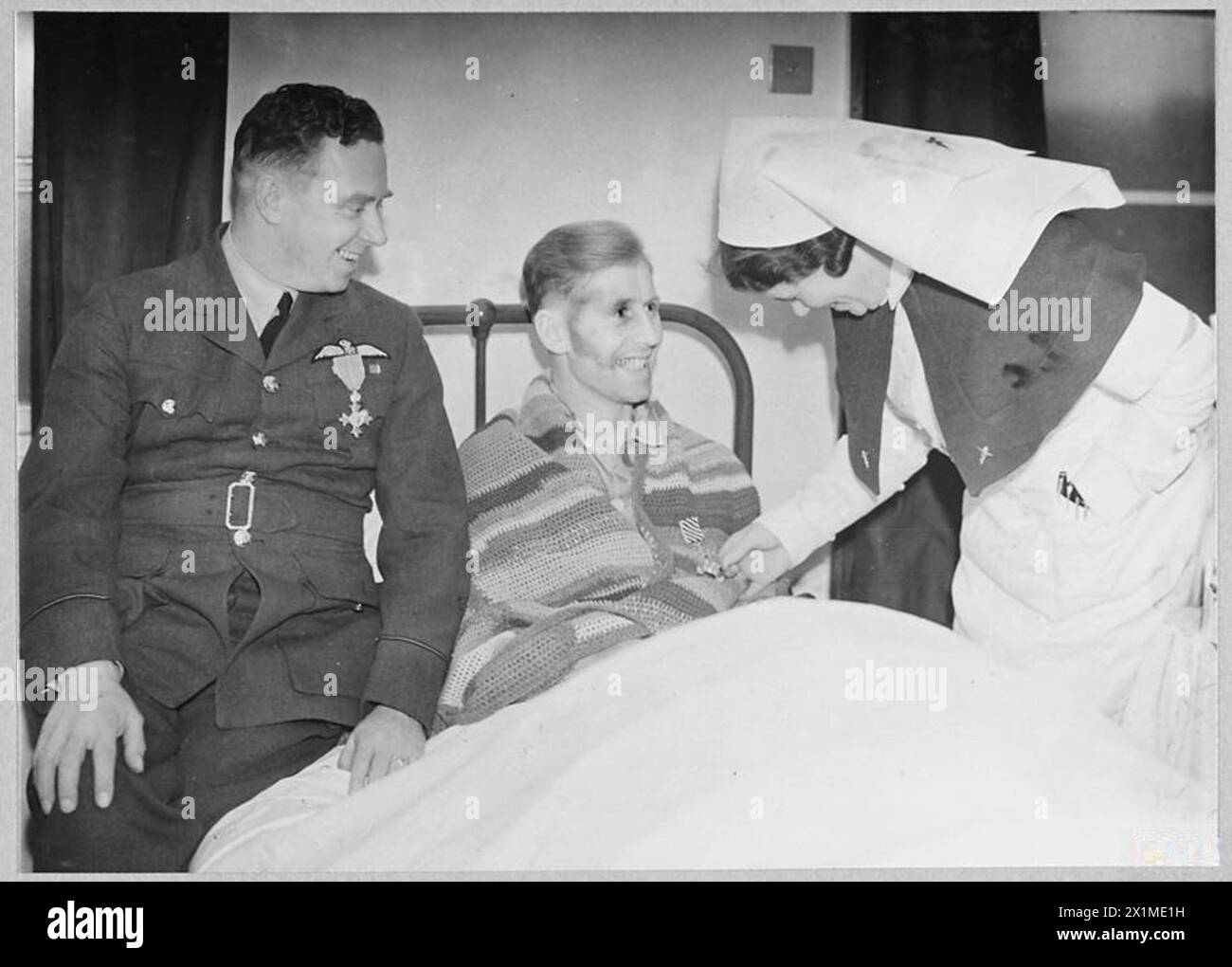 H.M. THE KING WITH HER MAJESTY THE QUEEN TOURS R.A.F. STATIONS. - Left ...