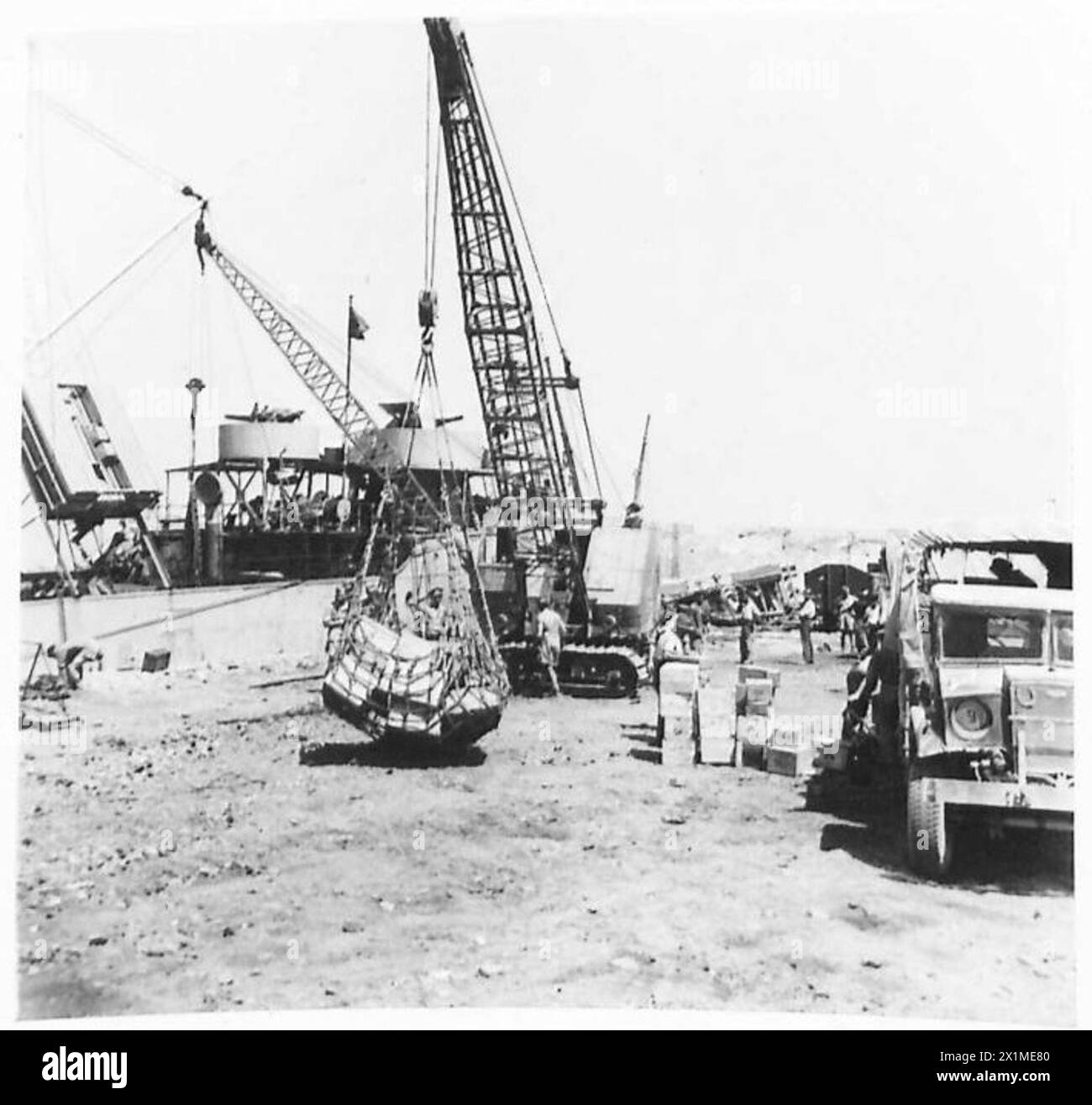 Operating cranes Black and White Stock Photos & Images - Alamy