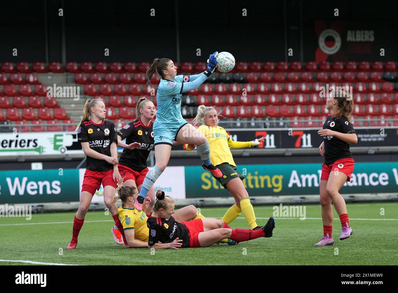 ROTTERDAM - (l-r) Excelsior V1 goalkeeper Isa Pothof, Tessa Wullaert of ...