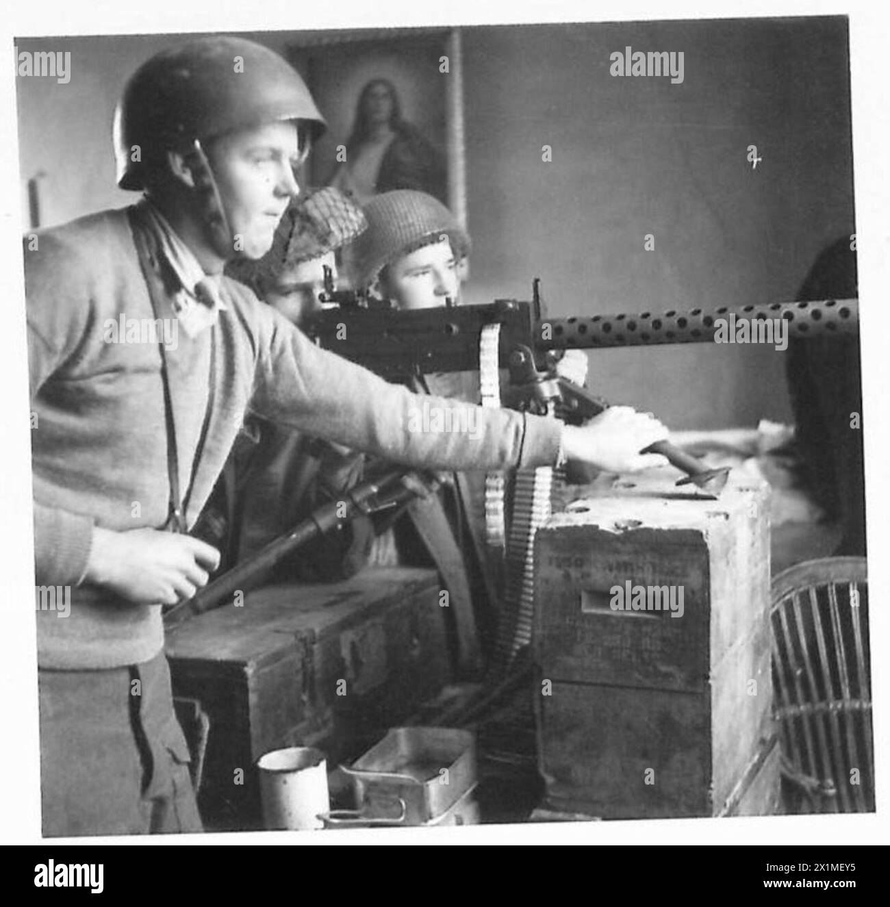 EIGHTH ARMY : VARIOUS - The crew of the machine gun- (Left) Lieut. J.H ...