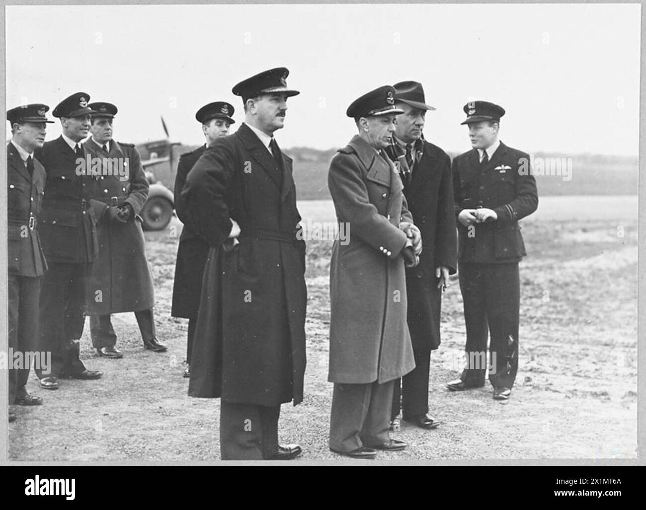 AUSTRALIAN ENVOY'S VISIT TO ALL-AUSTRALIAN FIGHTER SQUADRON IN BRITAIN ...