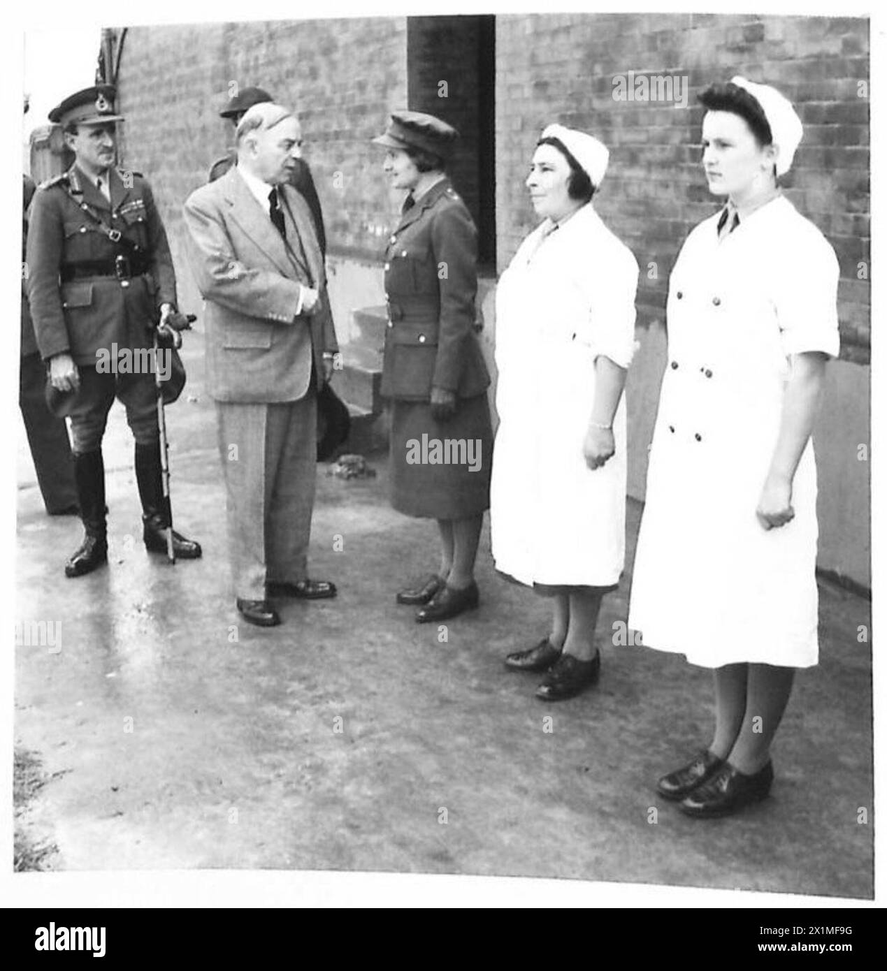 MR. MACKENZIE KING VISITS BRITAIN'S FRONT LINE - At a battery he ...