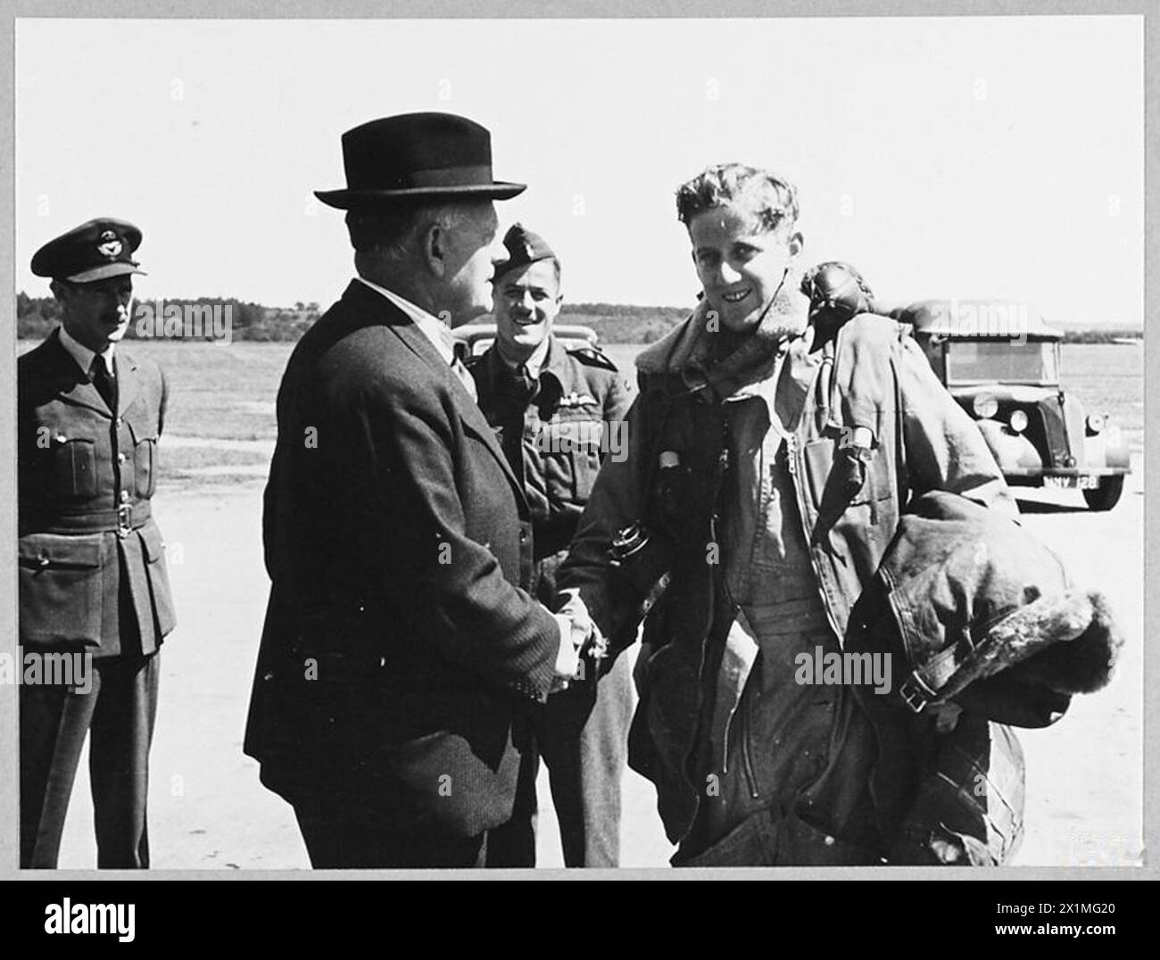 NEW ZEALAND HIGH COMMISSIONER VISITS N.Z. PERSONNEL AT R.A.F. STATION ...