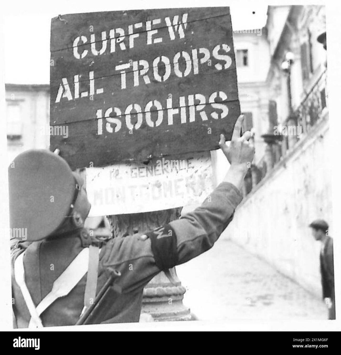 ITALY : EIGHTH ARMYFRONT LINE C.M.Ps. - A patrol erects a curfew board ...