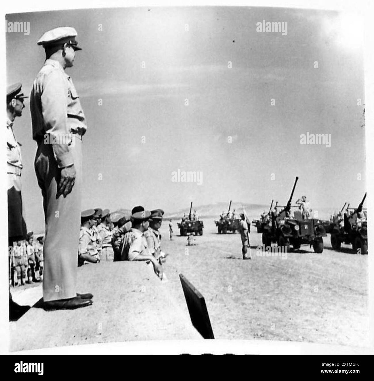 NORTH AFRICA : GENERAL EISENHOWER INSPECTS BRITISH TROOPS - L.A.A., R.A ...