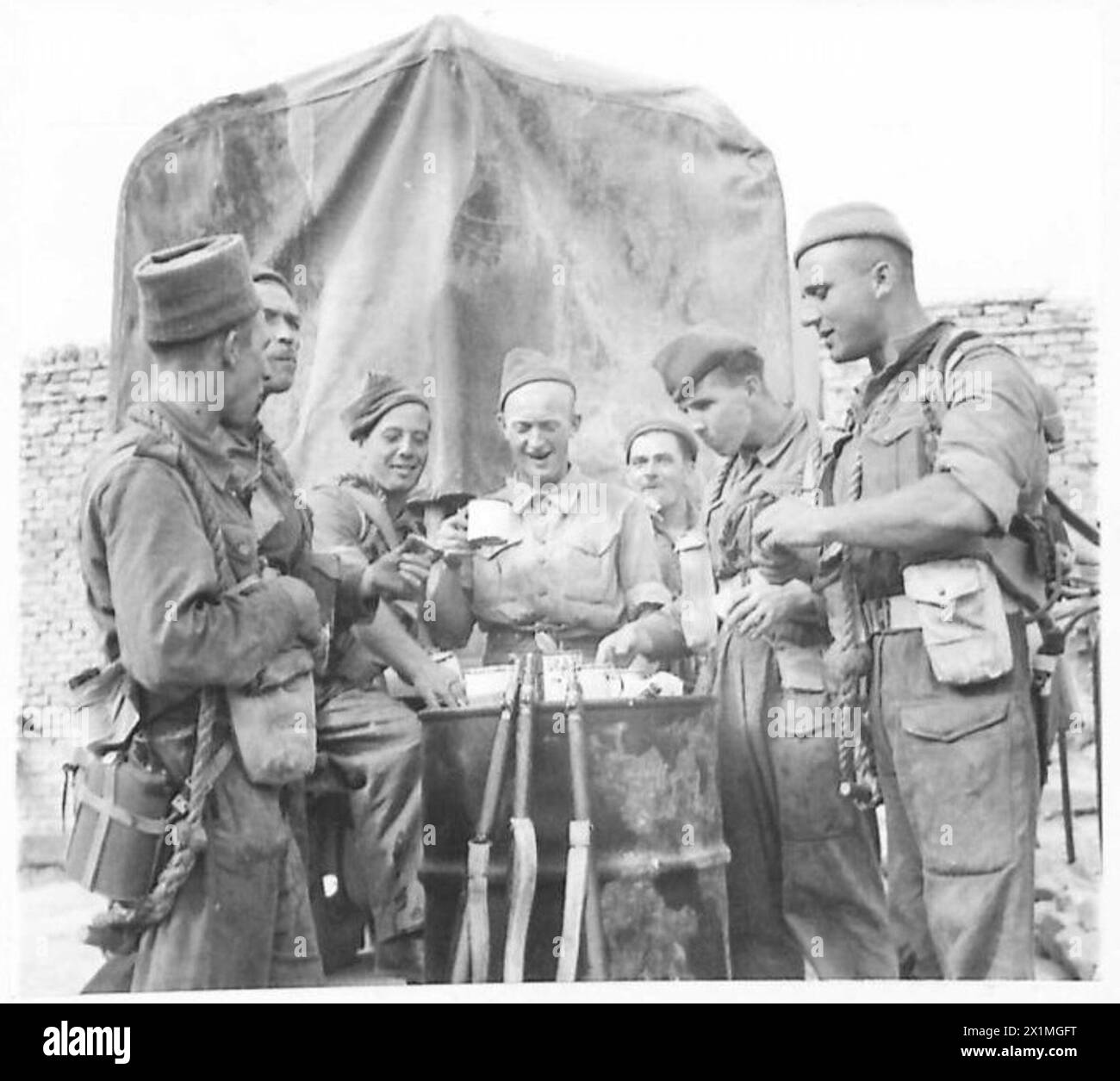 ITALY : COMMANDO RAID ON ISLE OF CHERSO - A group of Commandos use a ...