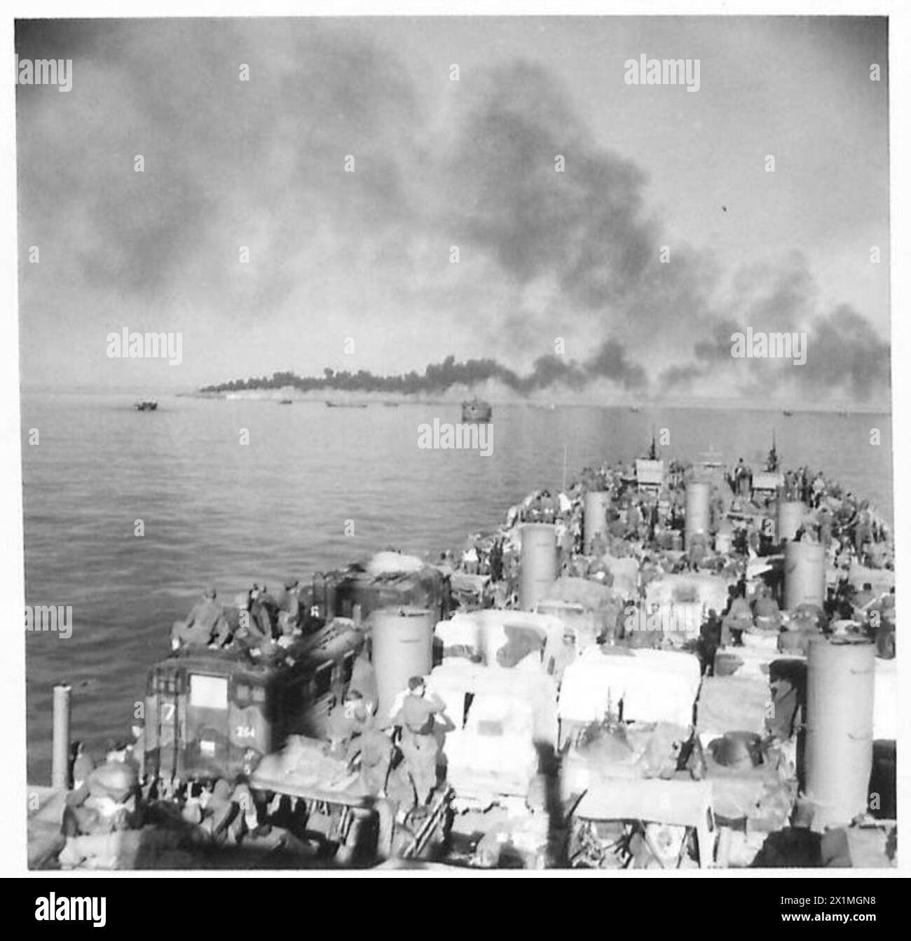 ITALY : ALLIED LANDING SOUTH OF ROME - Destroyers laying a smoke screen ...