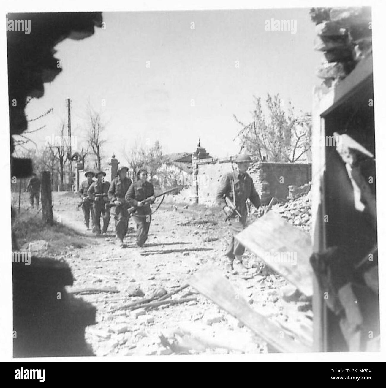 EIGHTH ARMY : OVER THE RIVER SENIO - Covered by Bren gunners ...