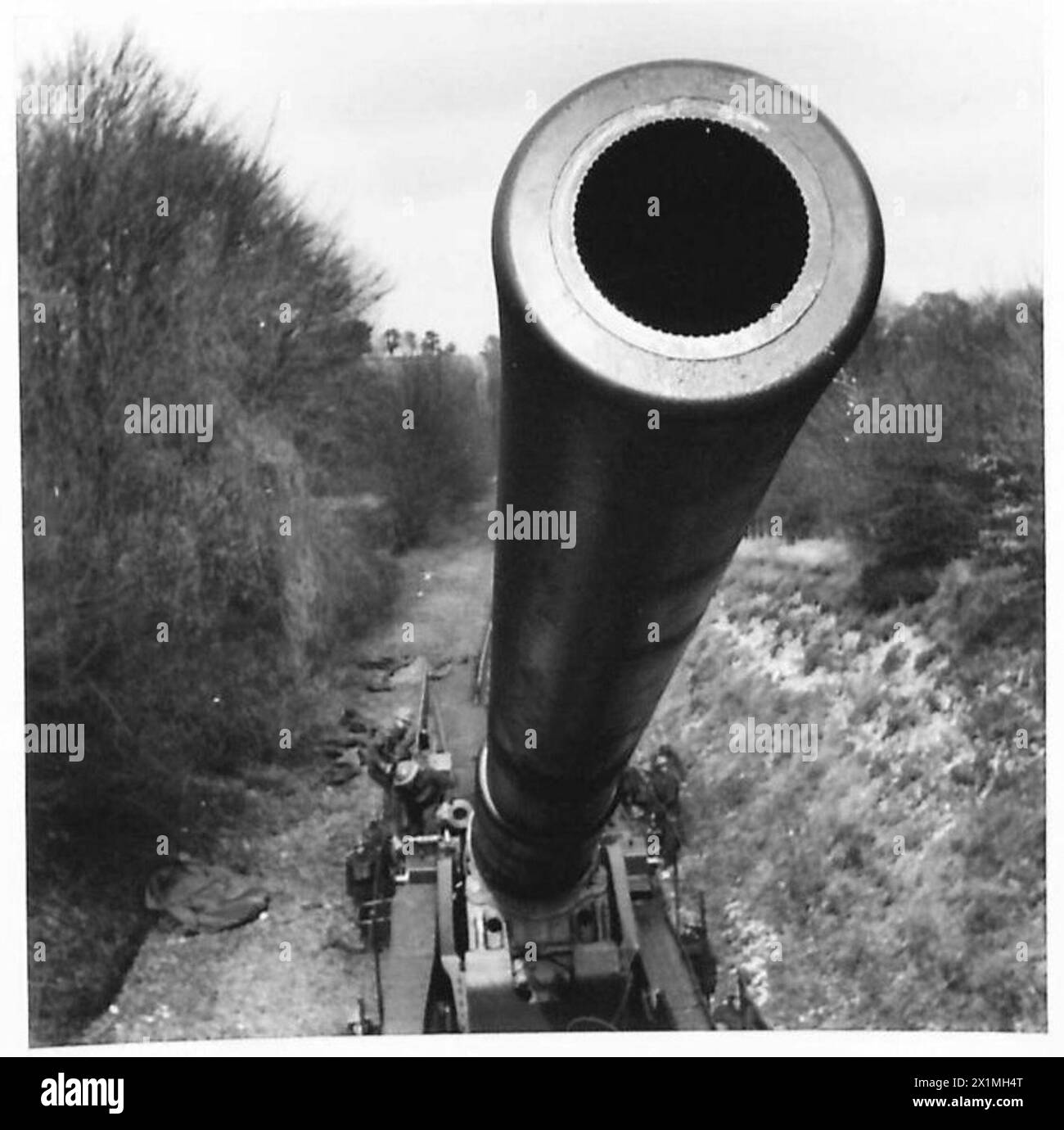 Large artillery gun on Black and White Stock Photos & Images - Alamy