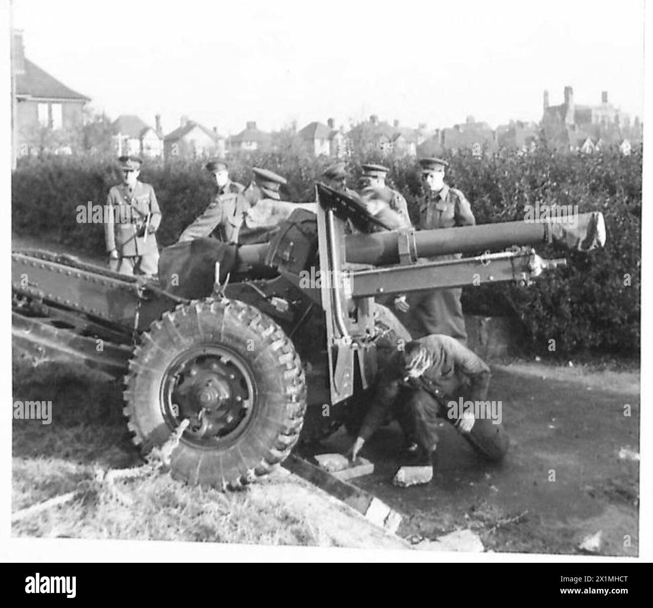 COMMANDER-IN-CHIEF VISITS SOUTH EASTERN COMMAND - A 25-pdr. gun which ...