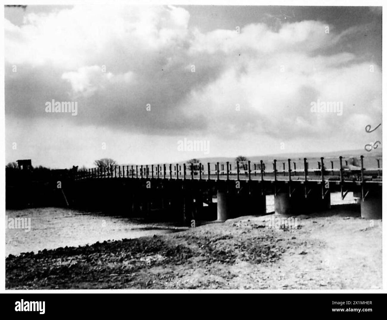 BRIDGE BUILDING - The completed bridge, British Army Stock Photo - Alamy