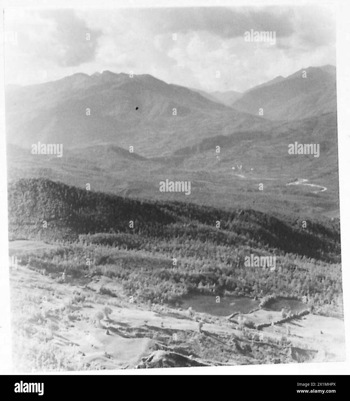 FIFTH ARMY : VARIOUS - (Join up) The enemy-held hills on the left ...