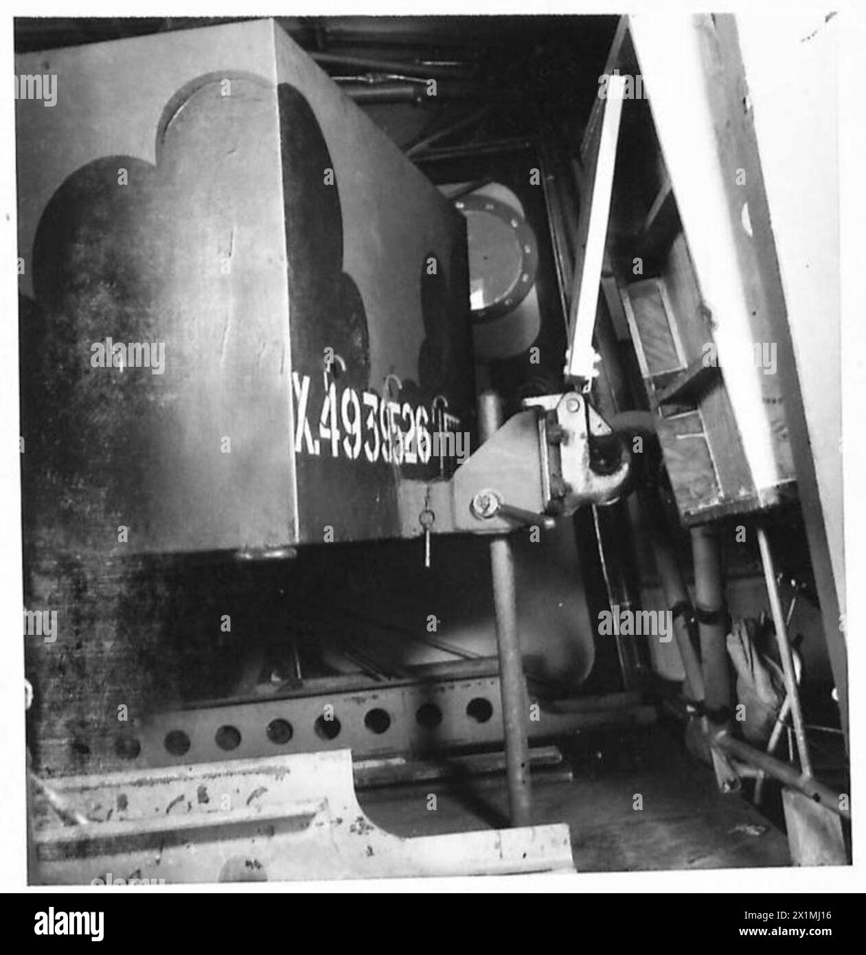 AIRBORNE DIVISION EQUIPMENT - A "trailer" locked in position , British ...